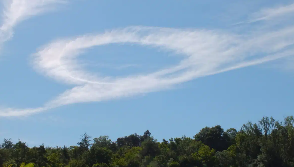 Un nuage artificiel : le cirrus homogenitus - NAE Un nuage artificiel : le cirrus homogenitus - NAE